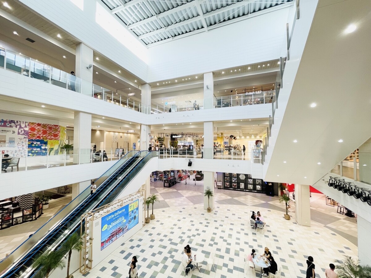 距離那霸機場超近！沖繩必買購物天堂「iias沖繩豐崎」！結合DMM Kariyushi水族館、豐崎美麗SUN海灘的優質沖繩自駕行程 | 步步日本